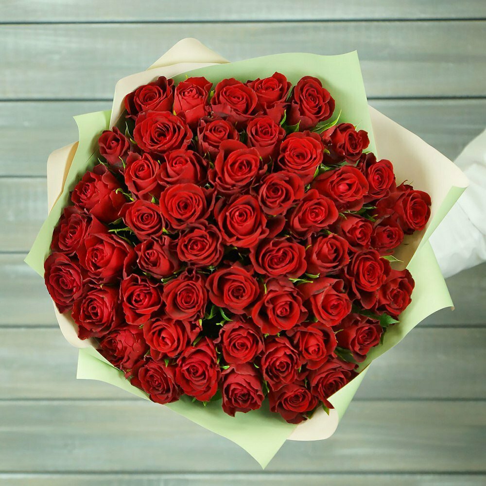 Монобукет Букет Маркет "Кения", 65 роз, высота 40см, красный, оберточная бумага