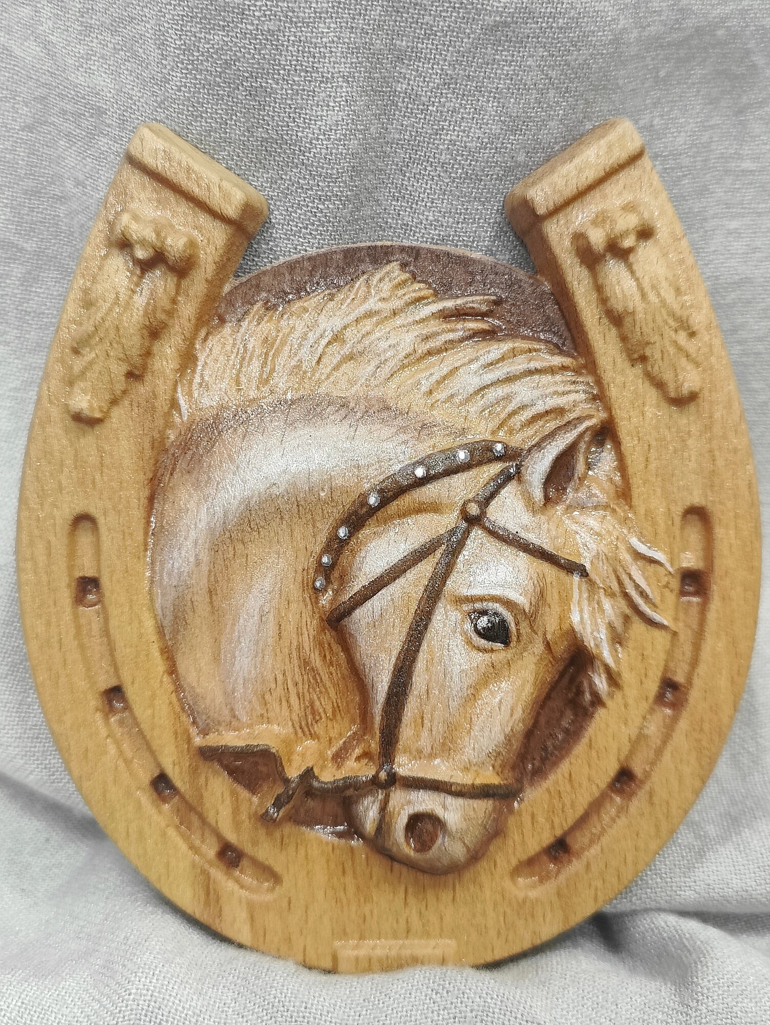 Подкова деревянная резная с росписью, магнит на холодильник. Размеры 12 см х 10 см.