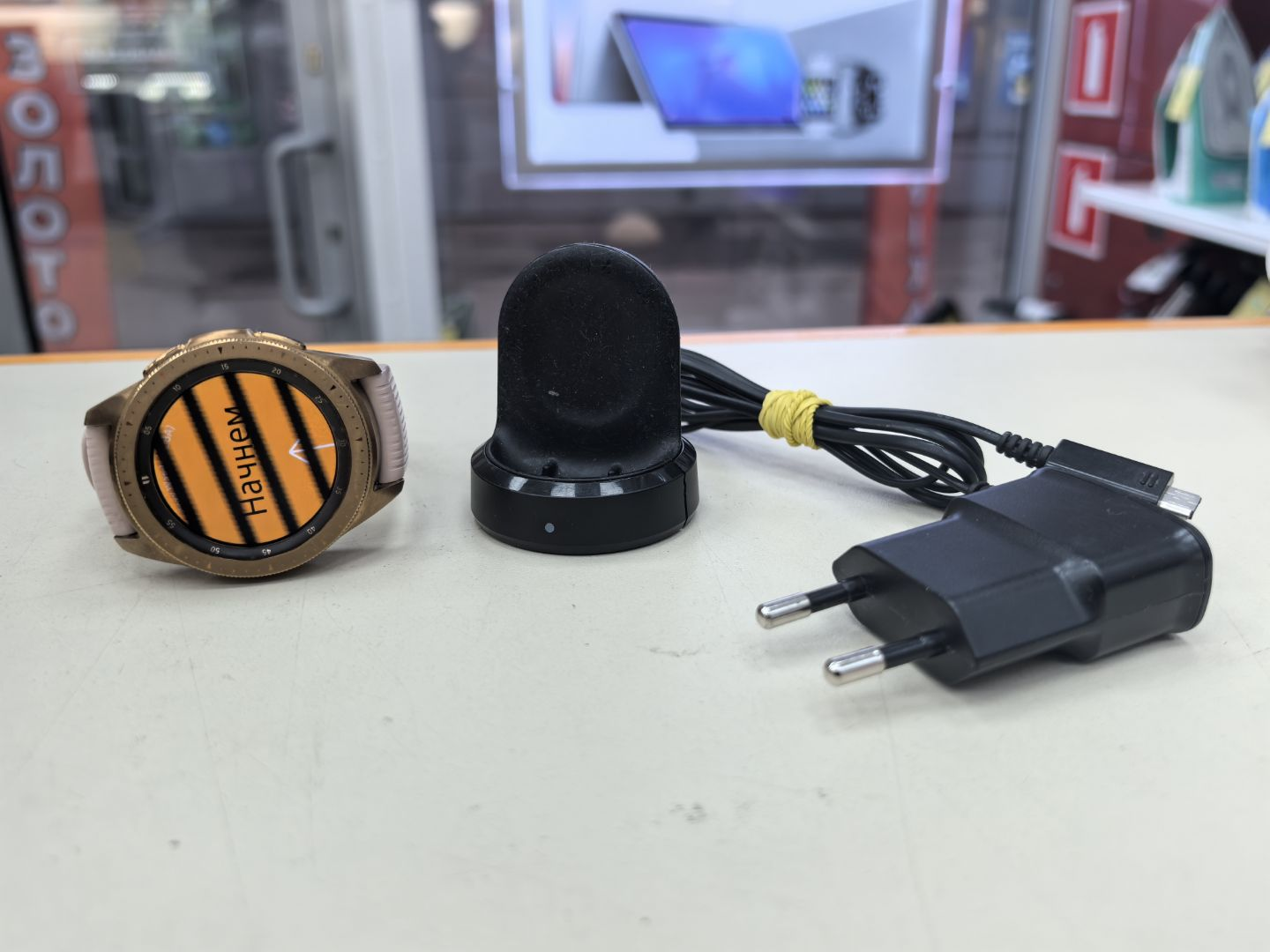 Смарт-часы Samsung Galaxy Watch 42мм Super Amoled Розовое золото (SM-R810) RUS, уценка