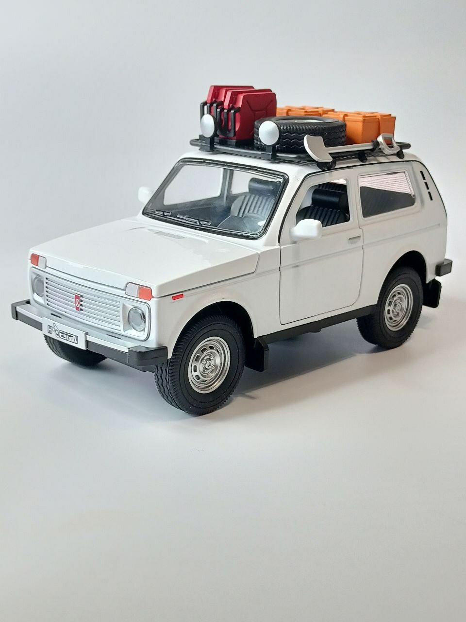 Коллекционная машинка игрушка металлическая Нива ВАЗ 2121 для мальчиков масштабная модель 1:24 белый с канистрой