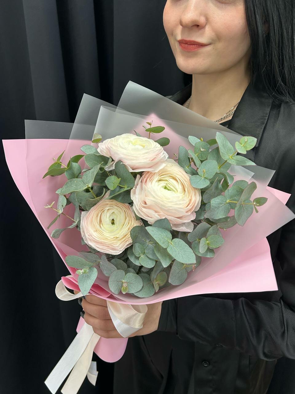 Монобукет из 3 нежно-розовых ранункулюсов с эвкалиптом в нежной упаковке