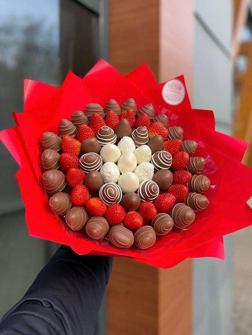 Букет с клубникой в белом и молочном шоколаде, кокос, красный, Classic 1, 4 ряда, красная упаковка