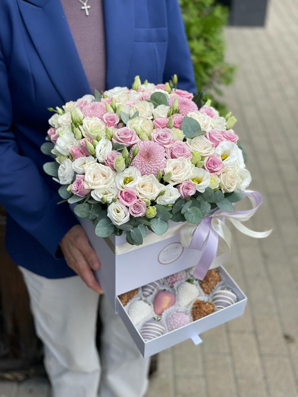 Шкатулка с цветами, 16 клубник в белом, розовом и фиолетовом шоколаде, кокос, белый рис, микс цветов, Shine 1, L размер