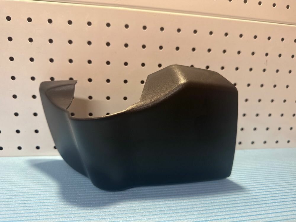 Крышка кронштейна зеркала нижняя правая MAN TGS TGX (МАН ТГС ТГХ)