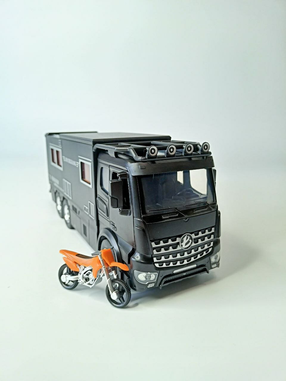 Модель Автодом Грузовик внедорожник металлический1:28 черный