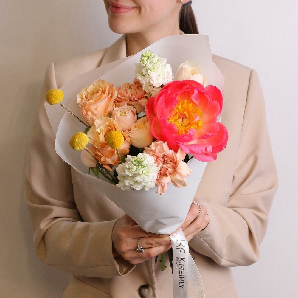 Маленький букет живых цветов из эквадорской и пионовидной розы, маттиолы, гвоздики, кораллового пиона, 9 шт, цвет красный