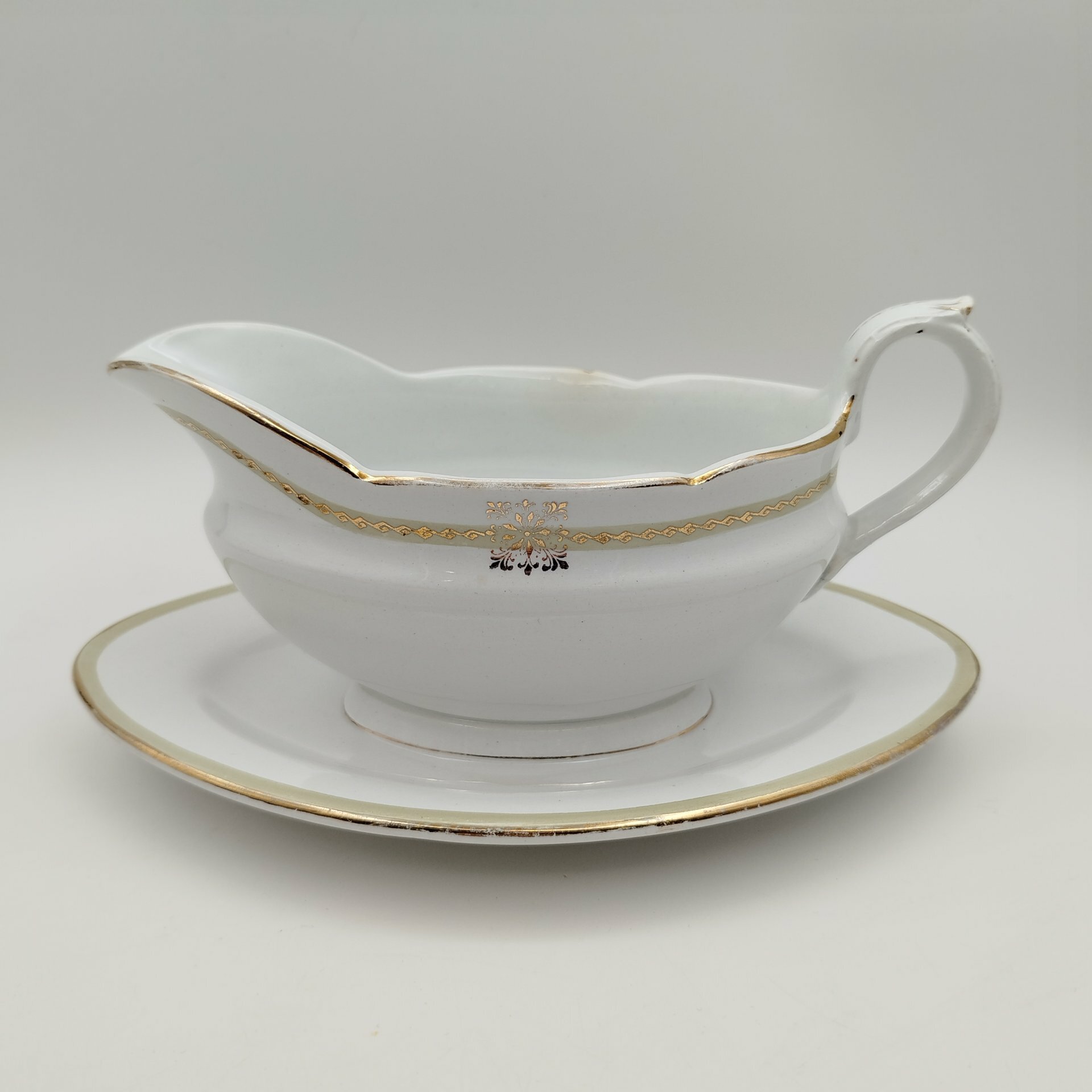 Соусник, украшенный орнаментальным кантиком, фаянс, обводка, золочение