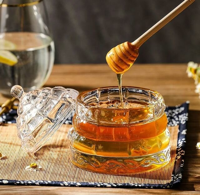 Стеклянная банка для меда с деревянной ложкой и крышкой – стильное хранение меда, сиропа, джема на кухне или в подарок