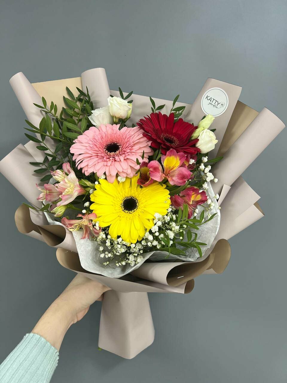 Букет ко Дню Учителя и Дню Воспитателя, подсолнухи, эустома, хризантема в стильной упаковке, открытка В подарок