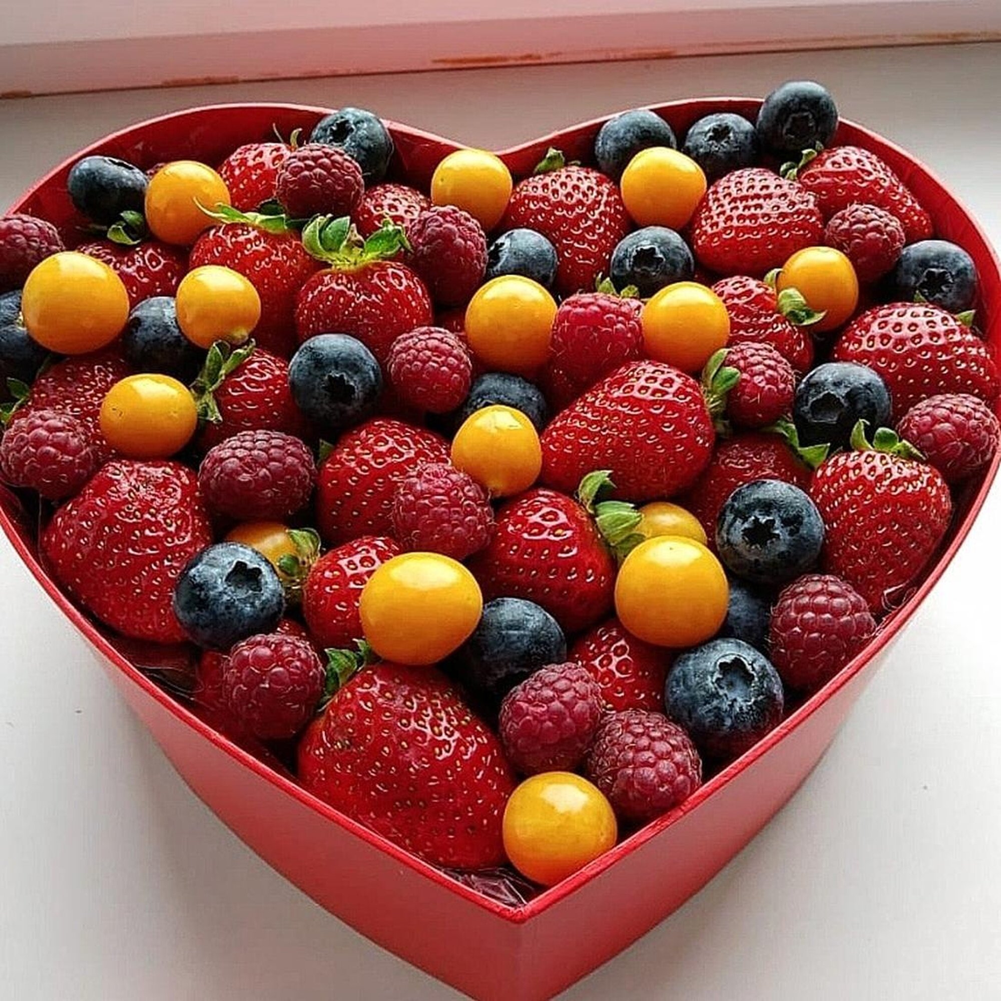 Ягодный микс, Mklubni, ежевика/клубника/малина/физалис, в коробке в форме сердца