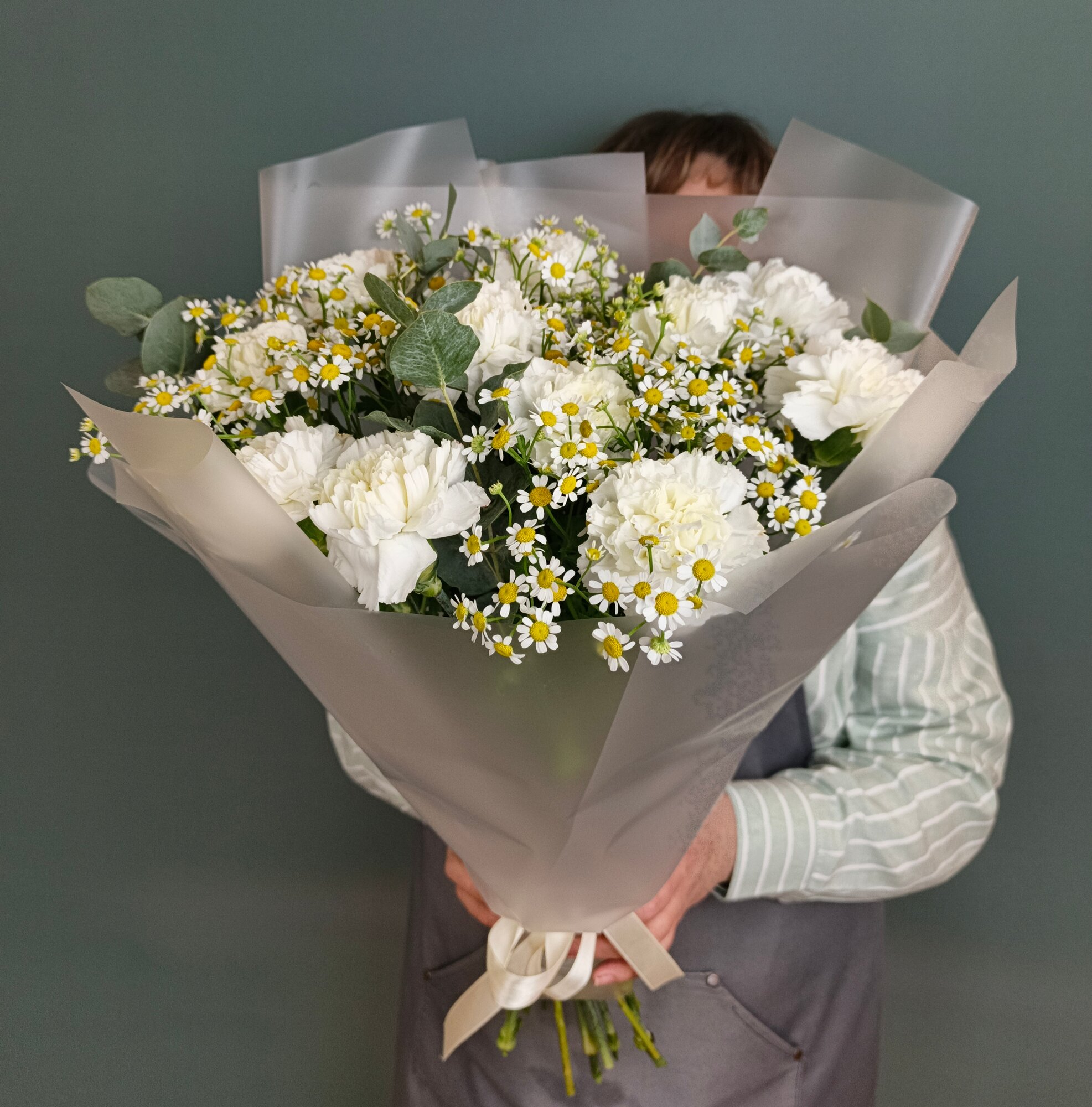 Букет цветов "Полевой аромат", диантус, ромашка, диаметр 35 см, высота 50 см