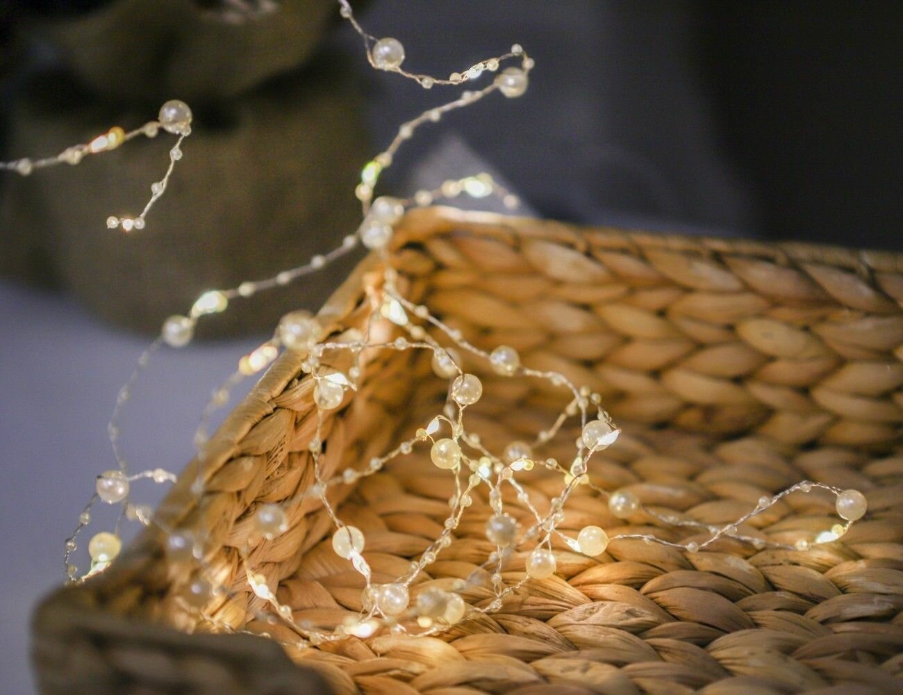 Электрогирлянда жемчужины, 30 тёплых белых LED-огней, 2.4+0.45 м, провод прозрачный, батарейки, Сноухаус (Snowhouse) PRLD030-WW-BO