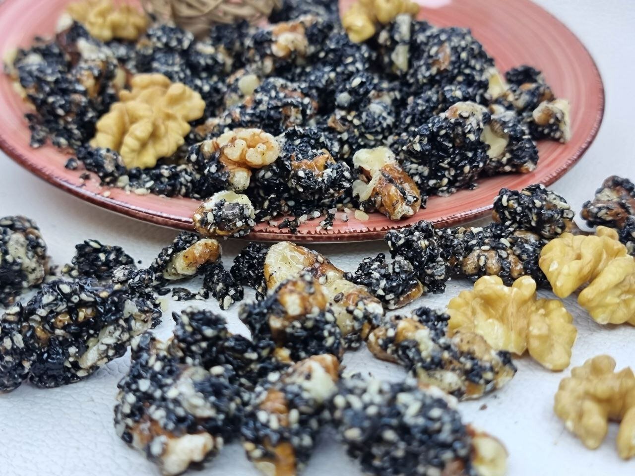 Грецкий орех в черном кунжуте