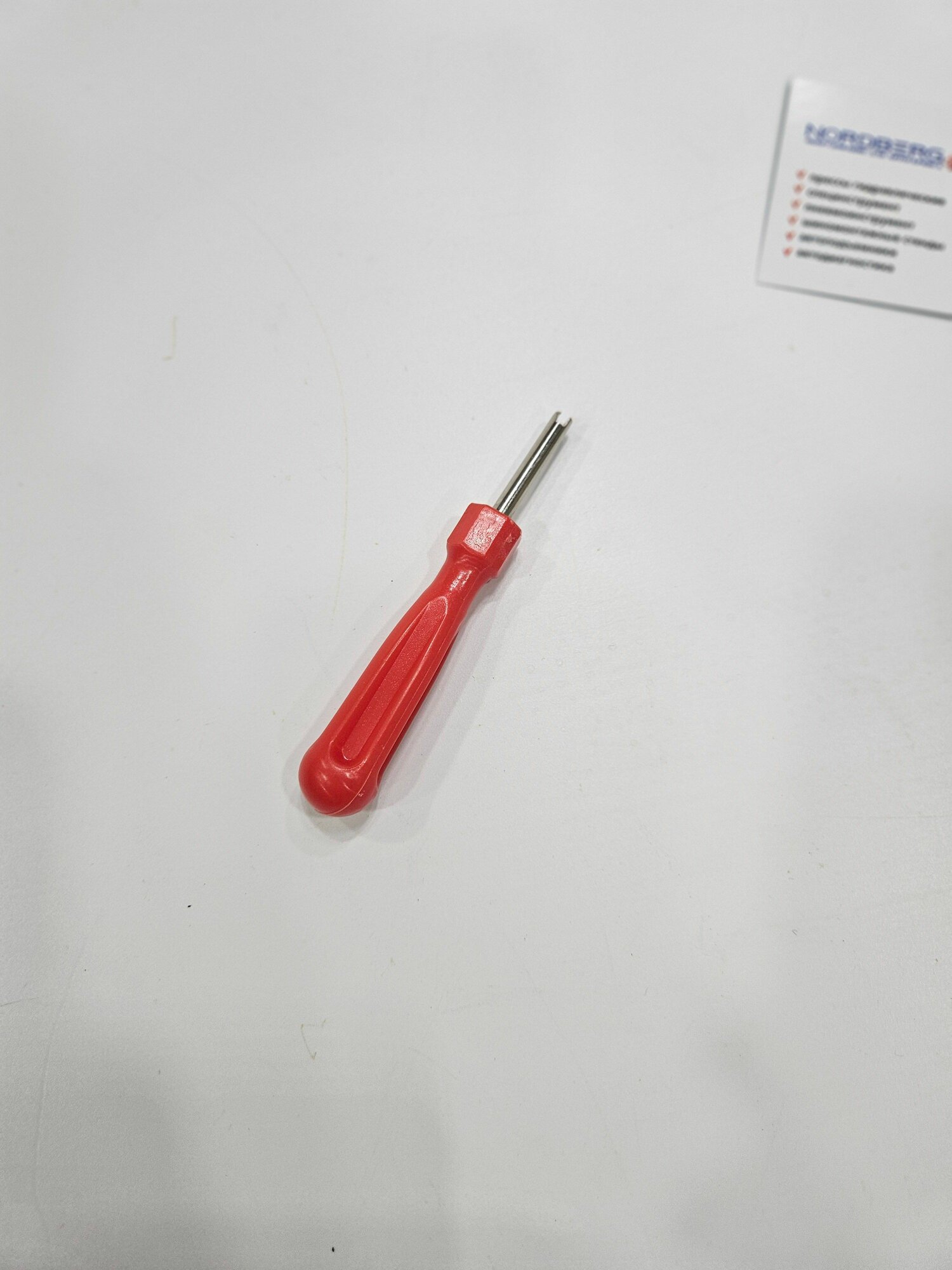 Экстрактор для ниппеля (золотника) CLIPPER / Экстрактор с пластиковой ручкой для снятия и установки золотников / Шиномонтажная отвертка T174