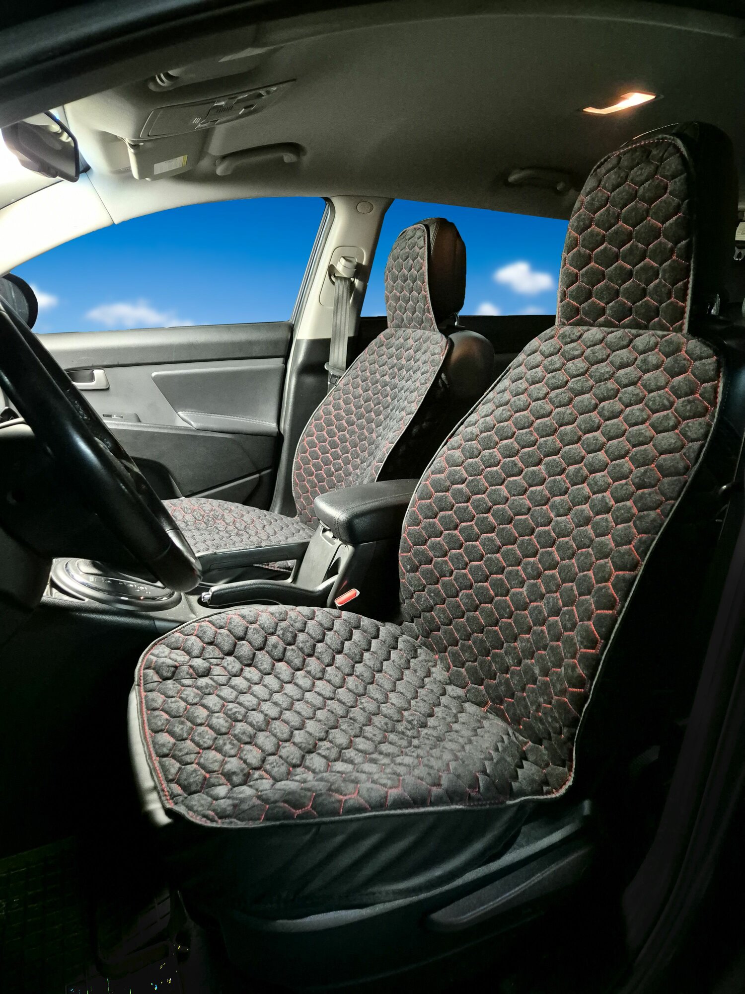 Накидки для Renault / Рено Arkana, Duster, Kaptur, Logan, Megane др. на передние сиденья с подголовником и защитой боковин с узором соты из велюра, черный с красной строчкой