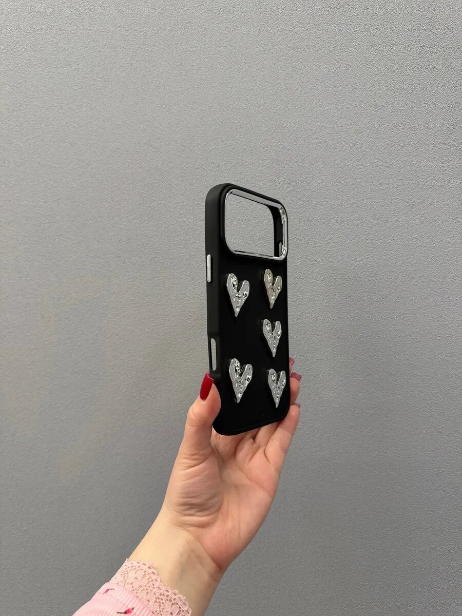 Чехол на Iphone 17 Pro Max, цвет черный , с фигурками в виде сердец . — фото 1
