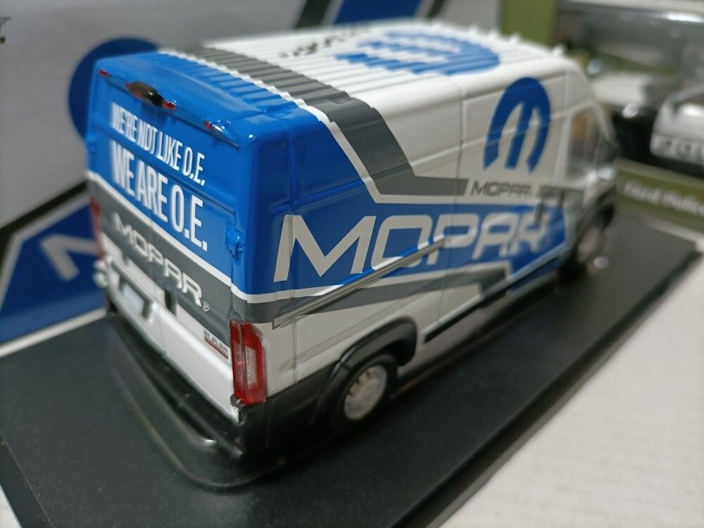 Модель GreenLight 1:43 Dodge Ram Van MOPAR PROMASTER — фото 1