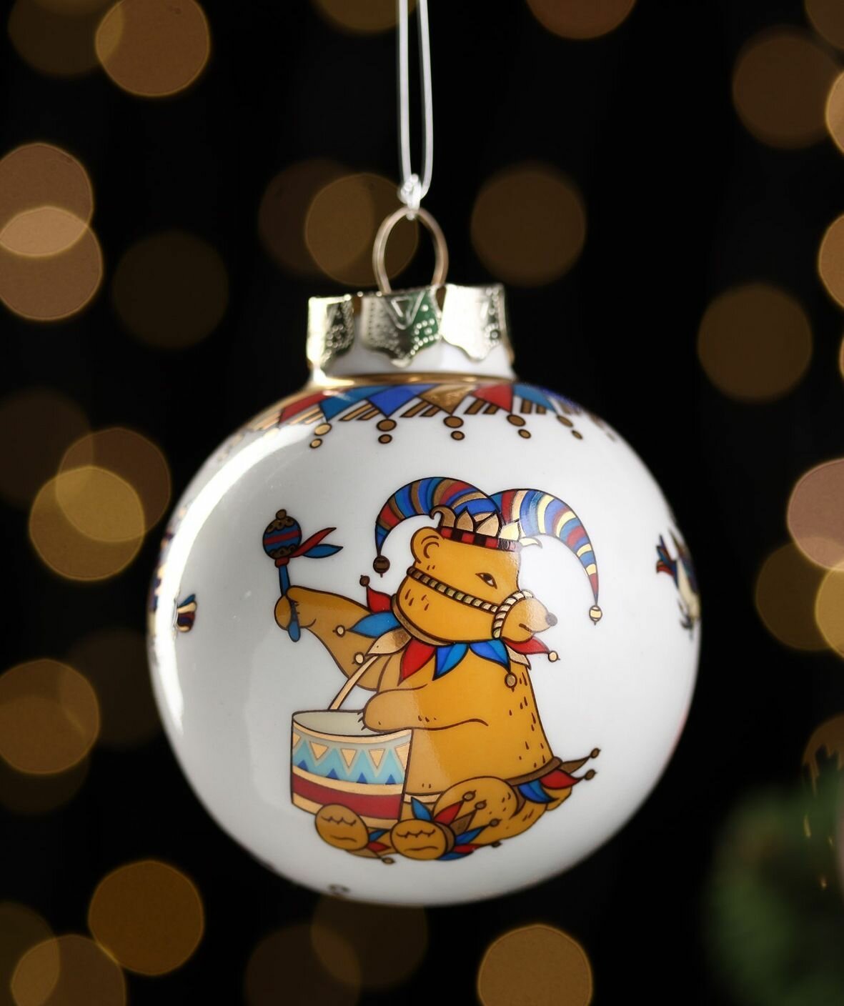 ШАР фарфоровый Новогодний на ёлку-"скоморохи-мишка С барабаном" диаметр-65 мм, в картонной коробке.