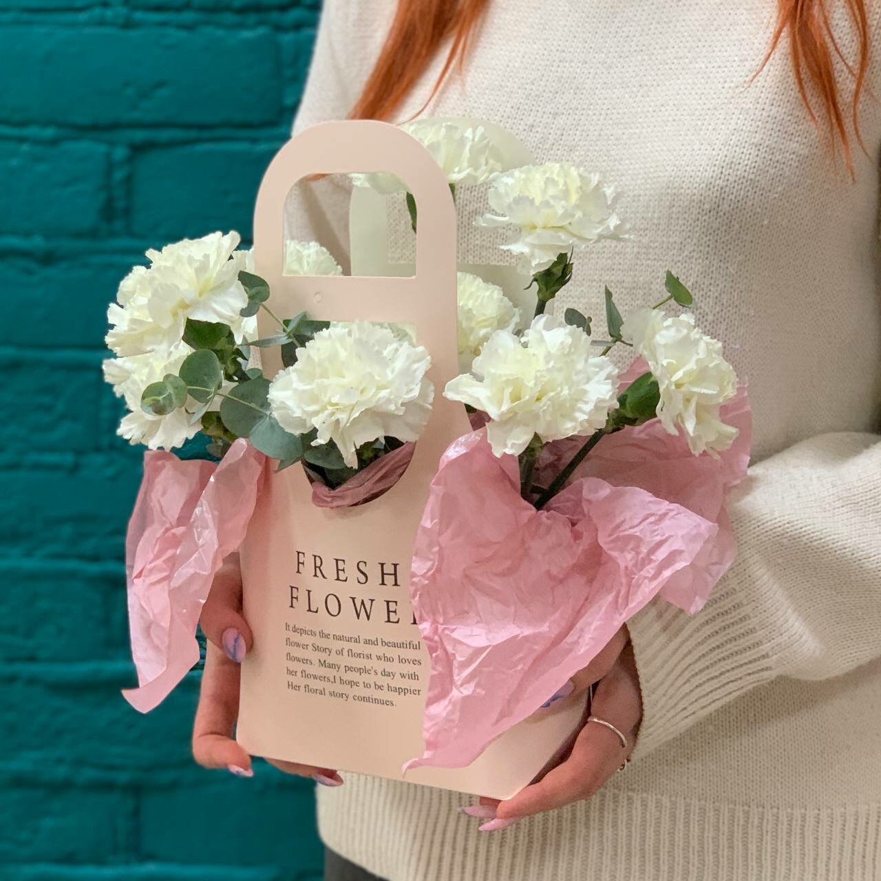 Композиция из 13 белых гвоздик