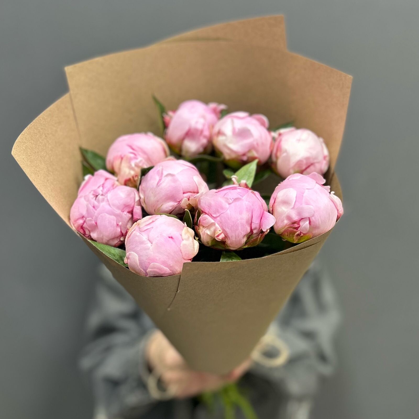 Букет FLOWELLE, из пионов Сара Бернар, в крафте, 9 цветов, высота 45 см