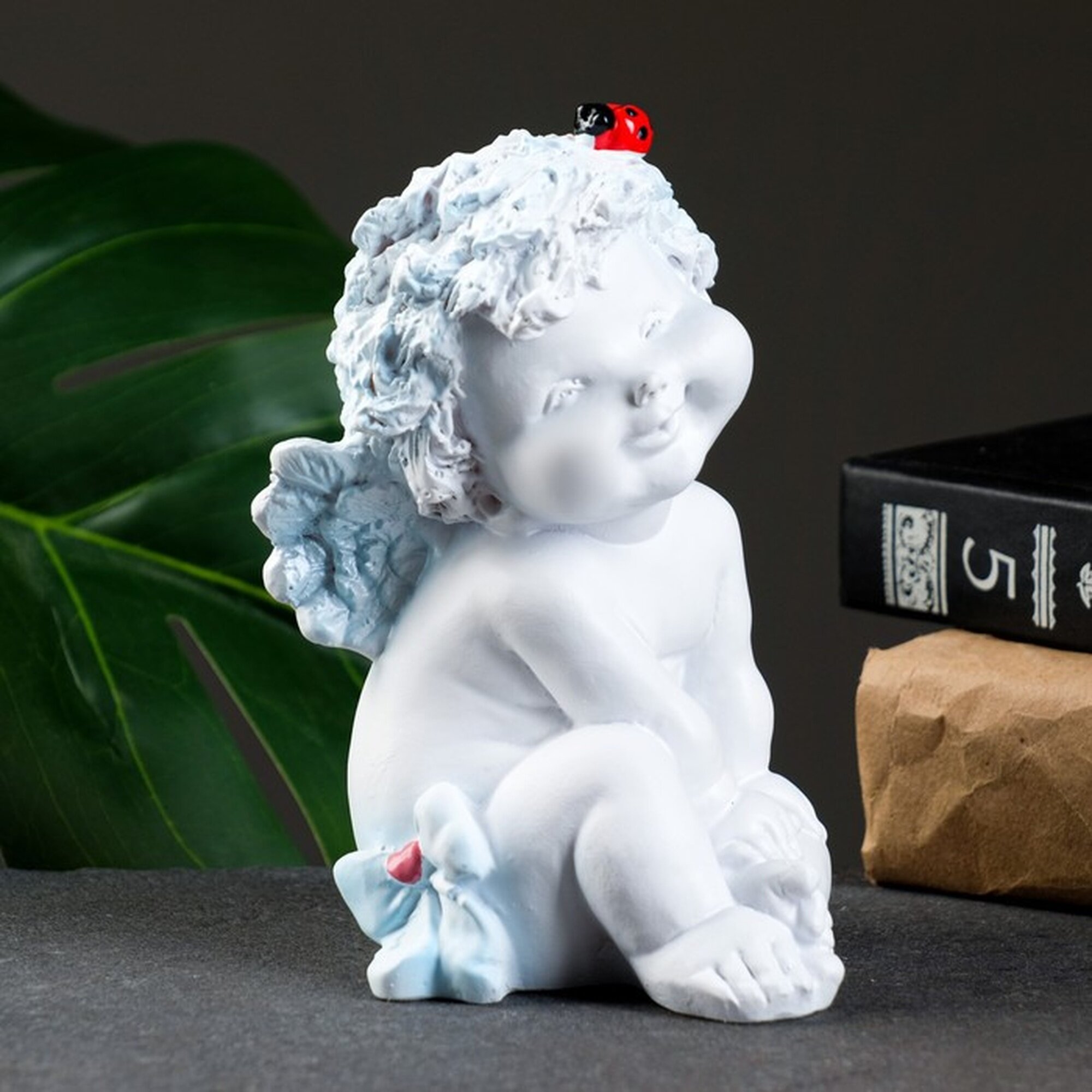 Статуэтка "Ангелочек с божьей коровкой", 8,5 x 10 x 14 см, белый