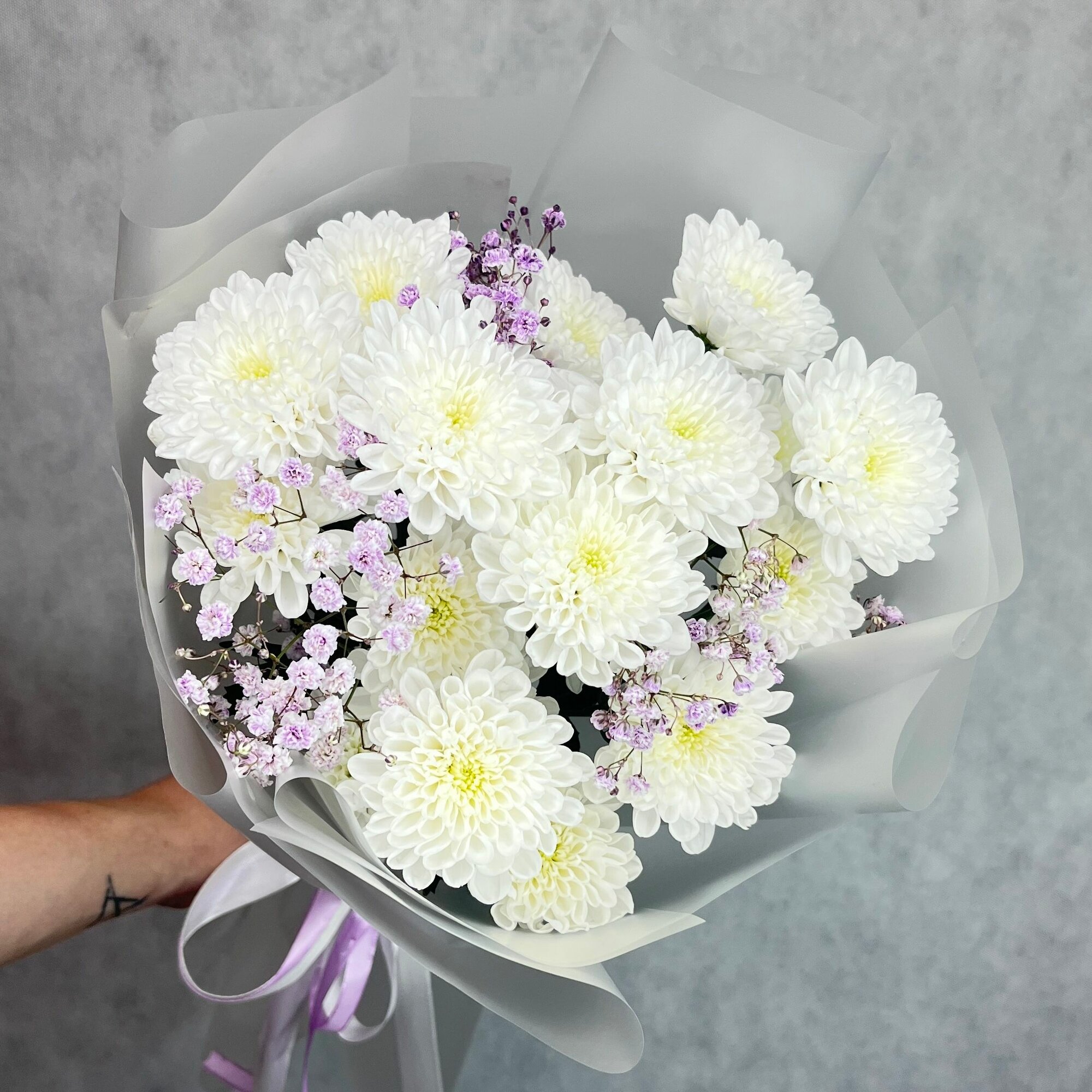 Дуо букет Moonlight S из кустовой хризантемы Алтай и лавандовой гипсофилы Тинтейд