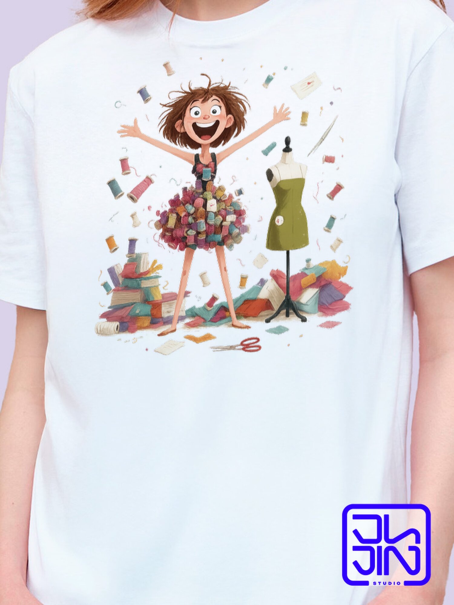 Футболка классическая женская с авторским принтом Веселая девочка в белом платье из разноцветных ниток для смешного шитья, белый хлопковый трикотаж с прикольным рисунком на груди