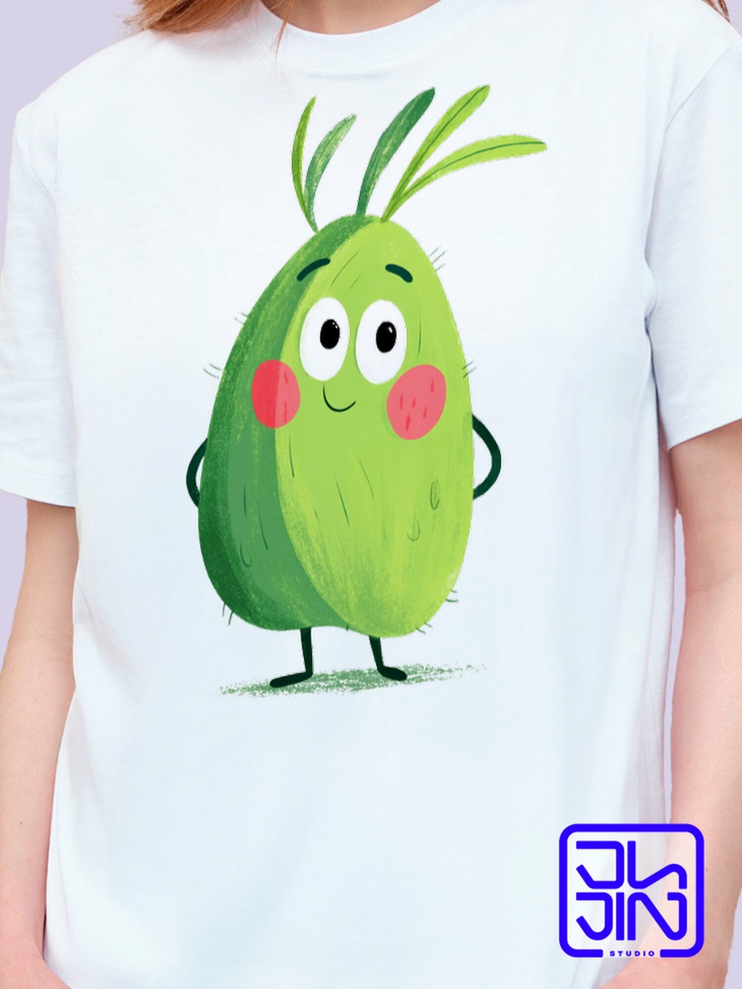 Футболка классическая женская с авторским принтом Смешное зеленое авокадо, веселый темно-зеленый фрукт для молодежных принтов, белый хлопковый трикотаж с прикольным рисунком на груди