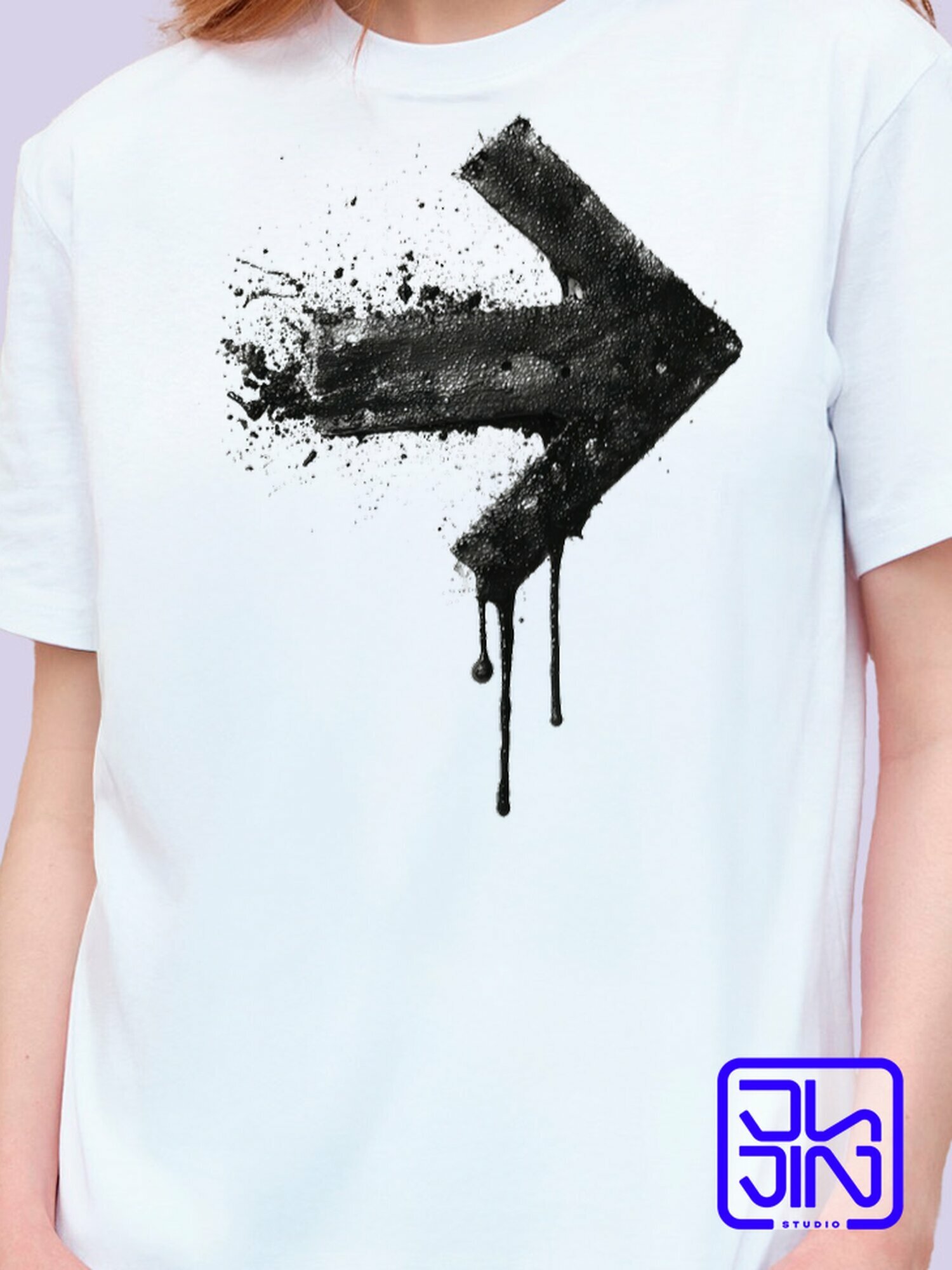 Футболка классическая женская с авторским принтом Стрела уличная черно-белая, минималистичная белая краска граффити, белый хлопковый трикотаж с прикольным рисунком на груди