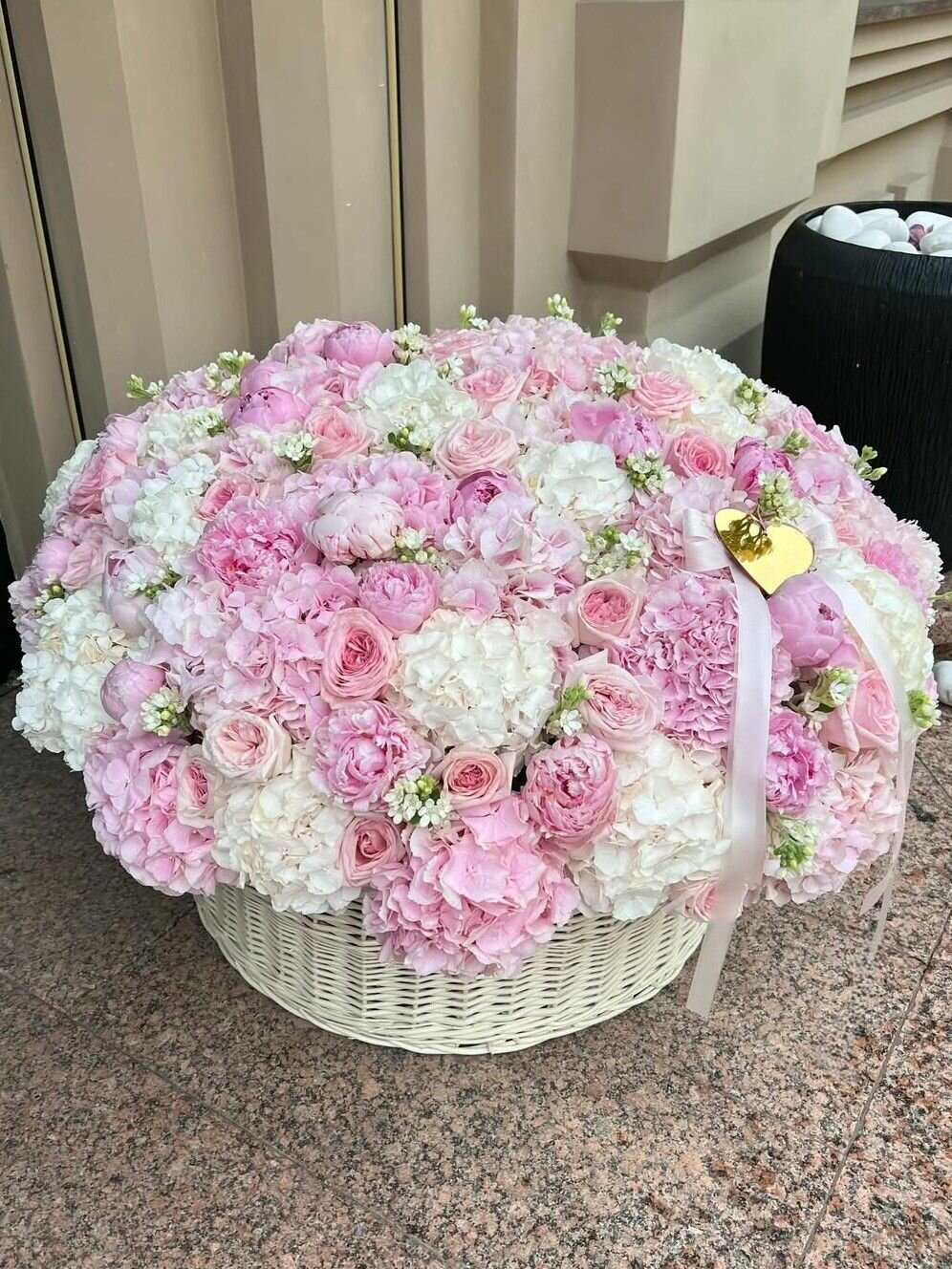 Композиция в корзине «Цветочная корзина», 95 цветков, 45 см х 70 см, цвет: белый/розовый