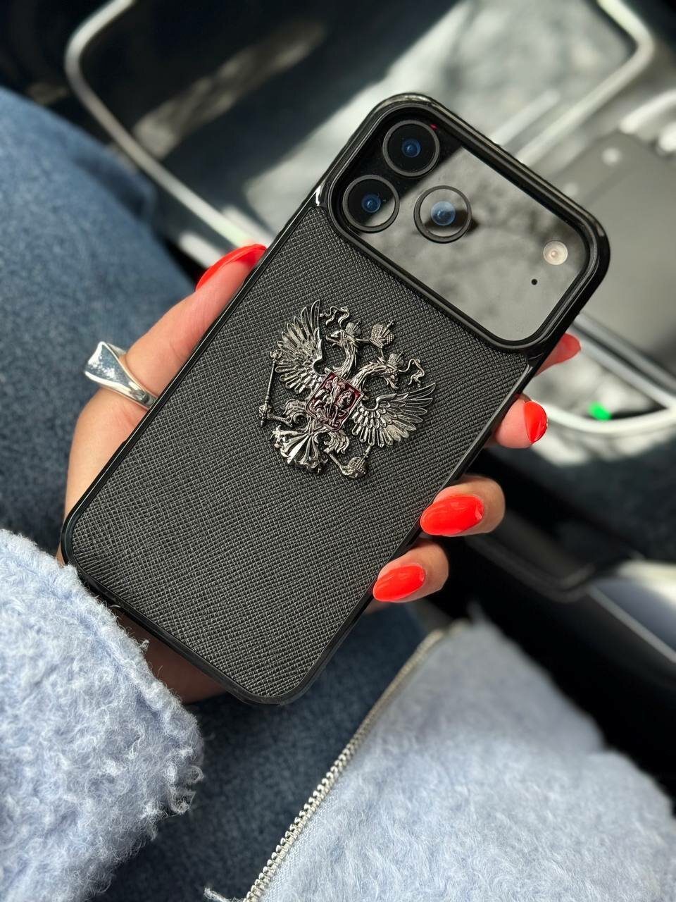 Кожаный чехол из натуральной итальянской сафьяновой кожи с гербом России 17 Pro Max черныйльной кожи питона небесно-синего цвета