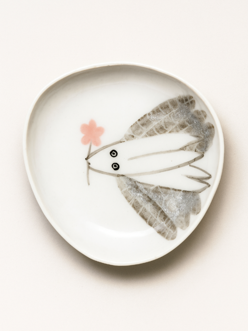 Блюдце ручной работы Заяц с розовым цветочком, керамика, 14 см