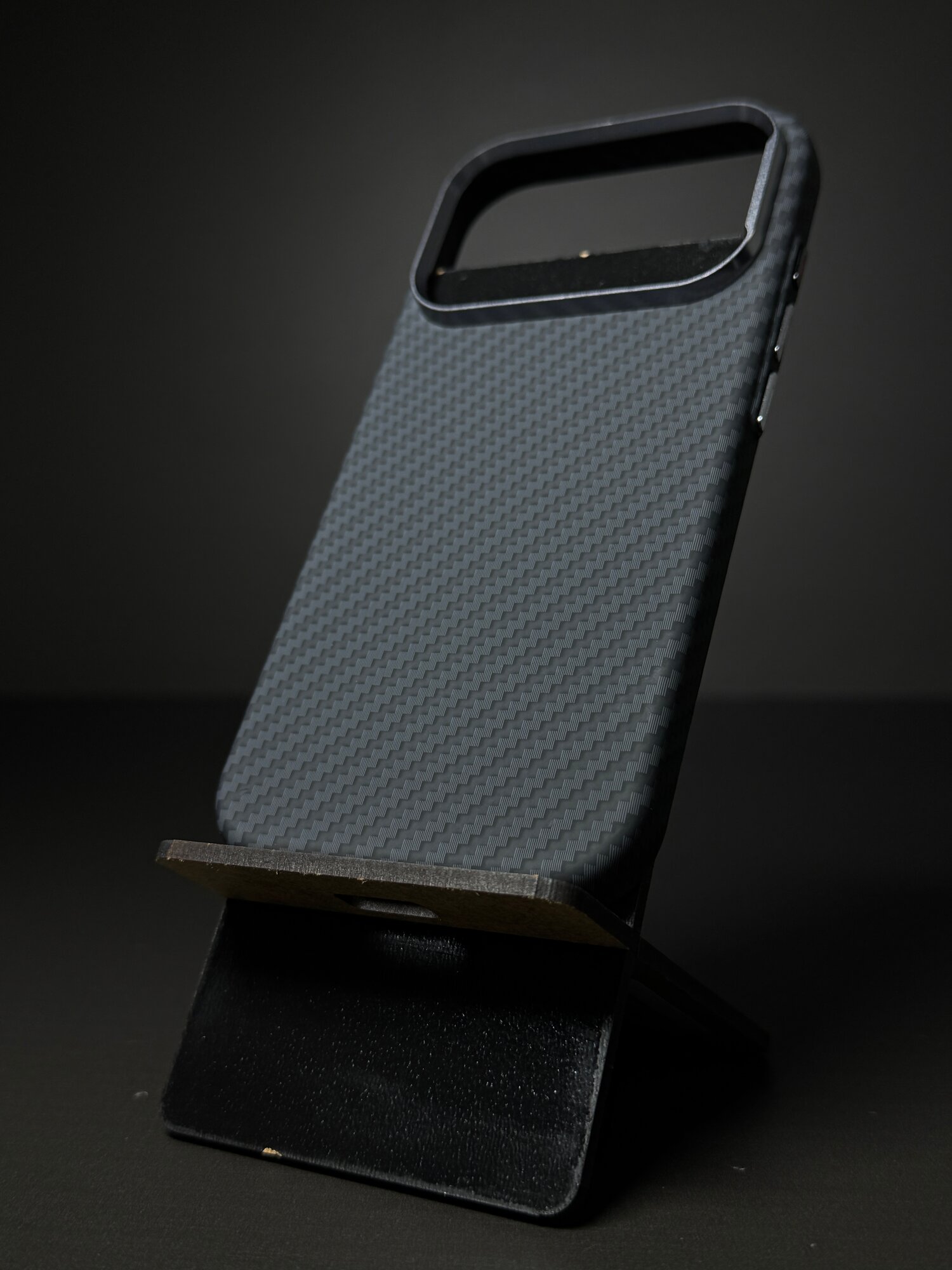 Чехол Айфон 17 Про / чехол iPhone 17 Pro с MagSafe LUXO Life+, классический черный, карбоновый