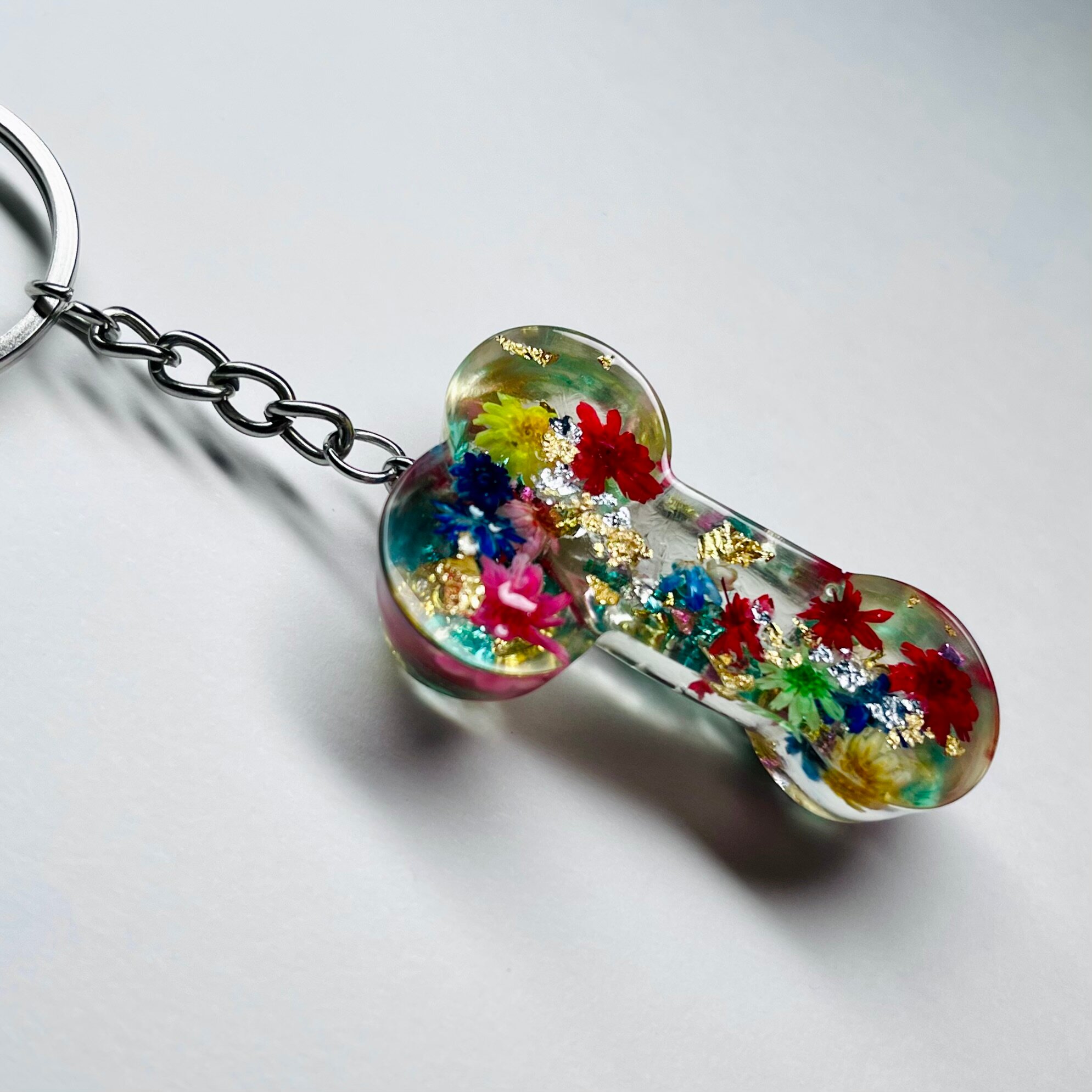 Креативный брелок в форме пениса, инкрустированный сухоцветами, декоративными камнями и поталью EVTUSHENKO ART.