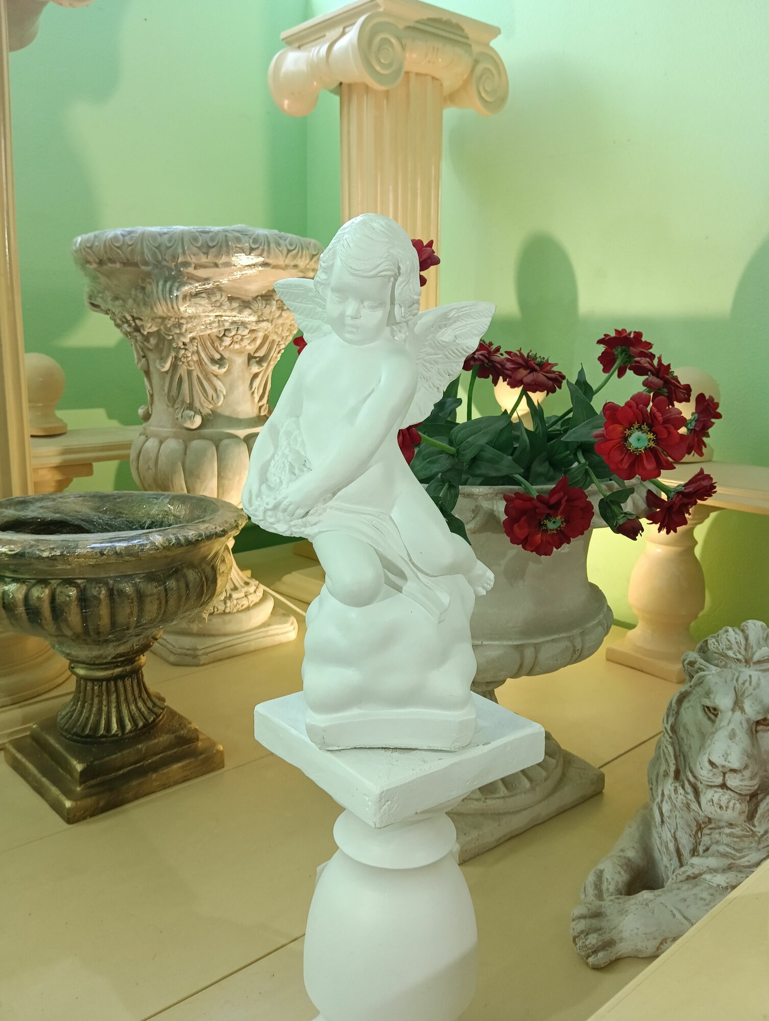 Фигура на памятник. Ангел на камне белый, декор для кладбища.