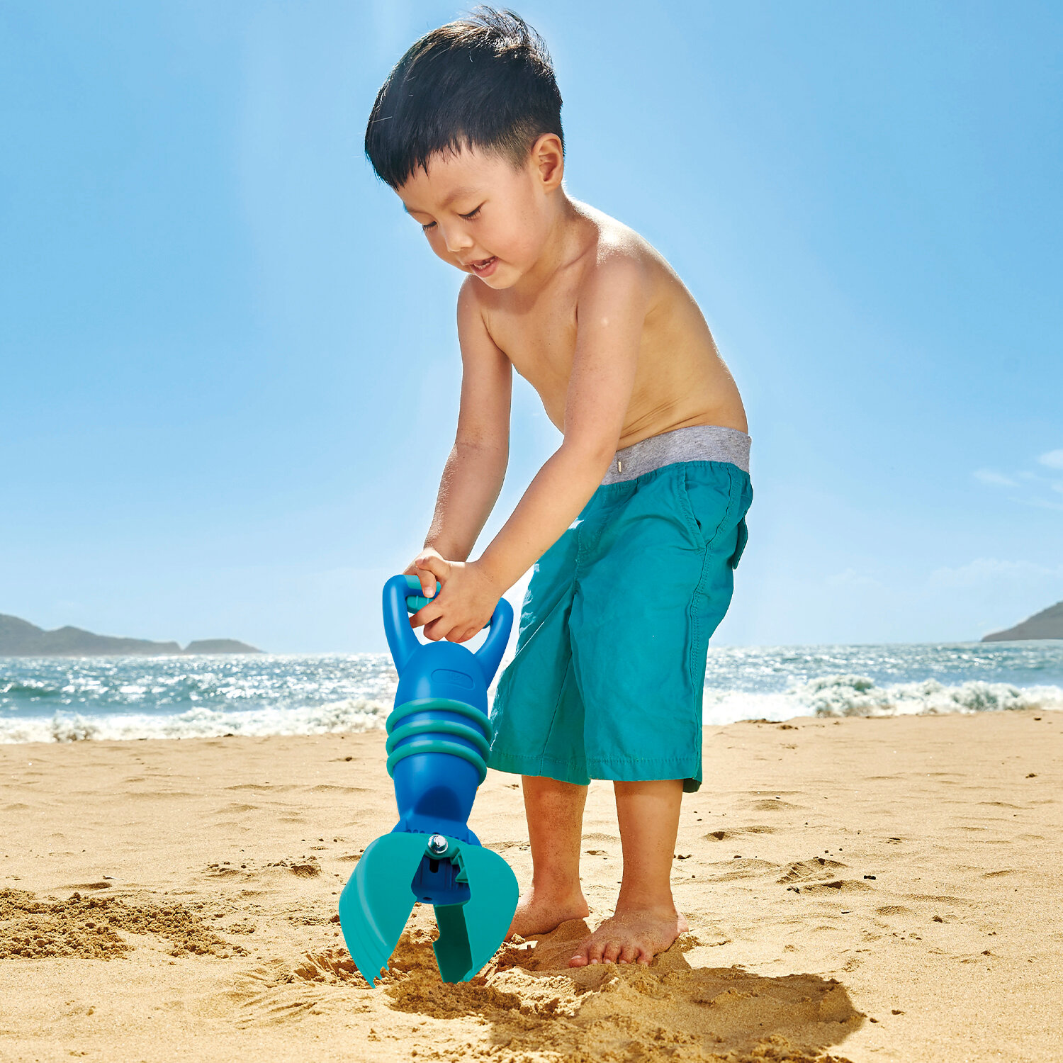 Игрушка для игры в песочнице и на пляже Hape Клещи-граббер E4062_HP