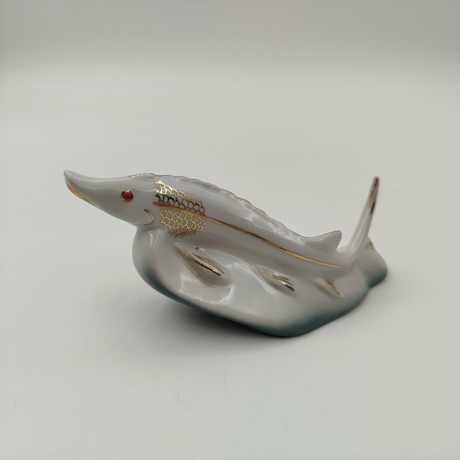 Статуэтка "Осётр", фарфор, аэрография, золочение