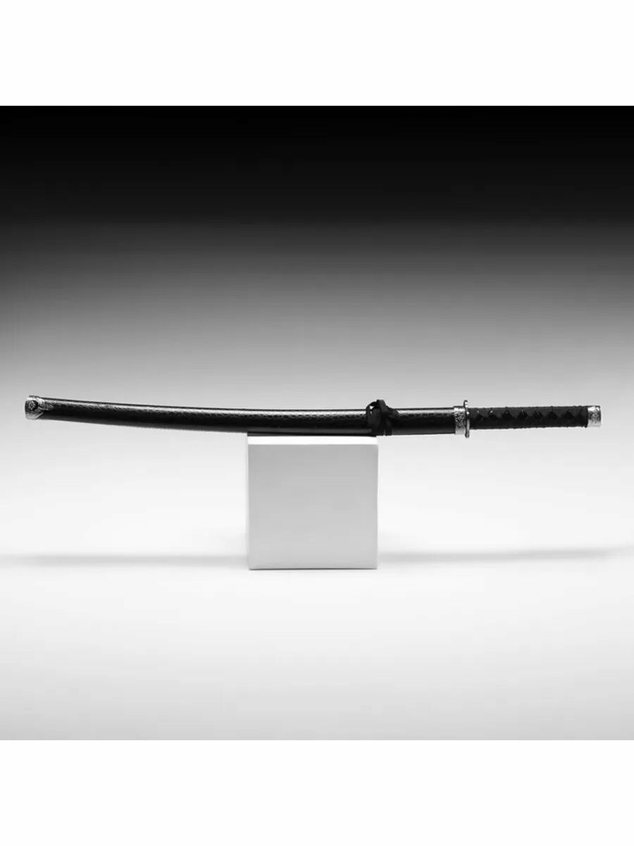Элегантная катана с черными ножнами