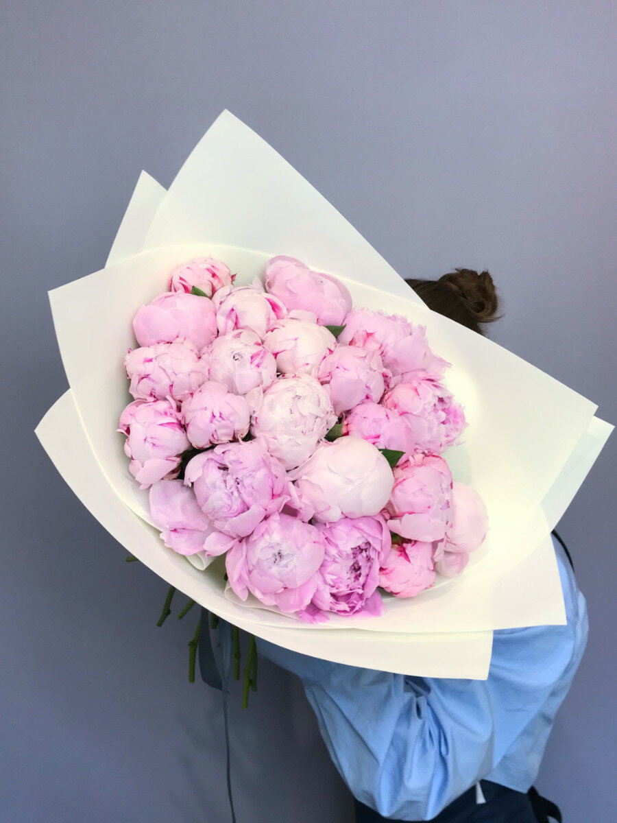 Букет пионов "Сара Бернар" с эвкалиптом 25 шт. PROTEA- Студия Цветов