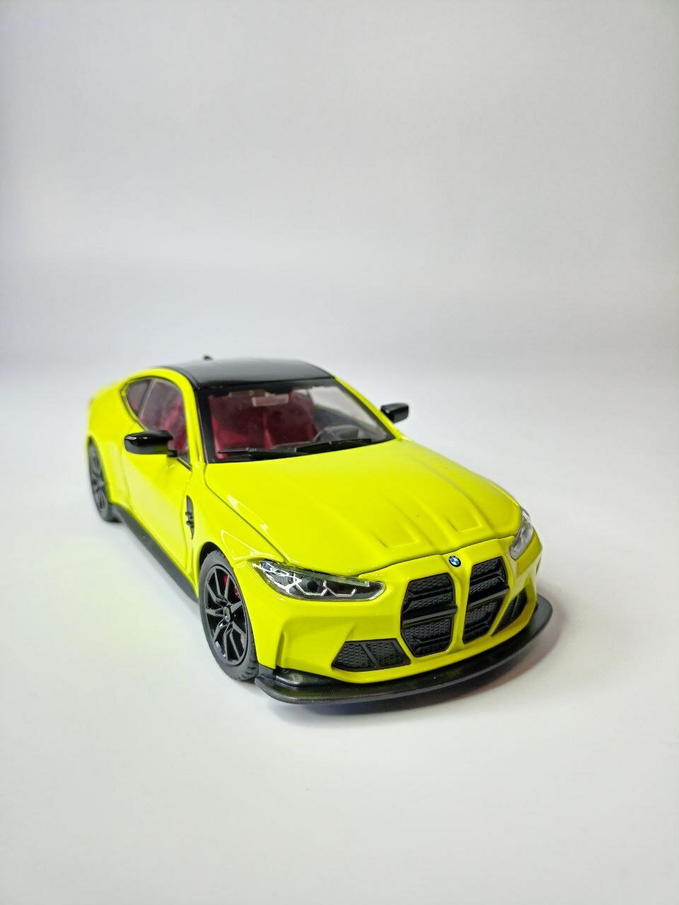 Модель автомобиля BMW M4 коллекционная металлическая игрушка масштаб 1:24 желтый