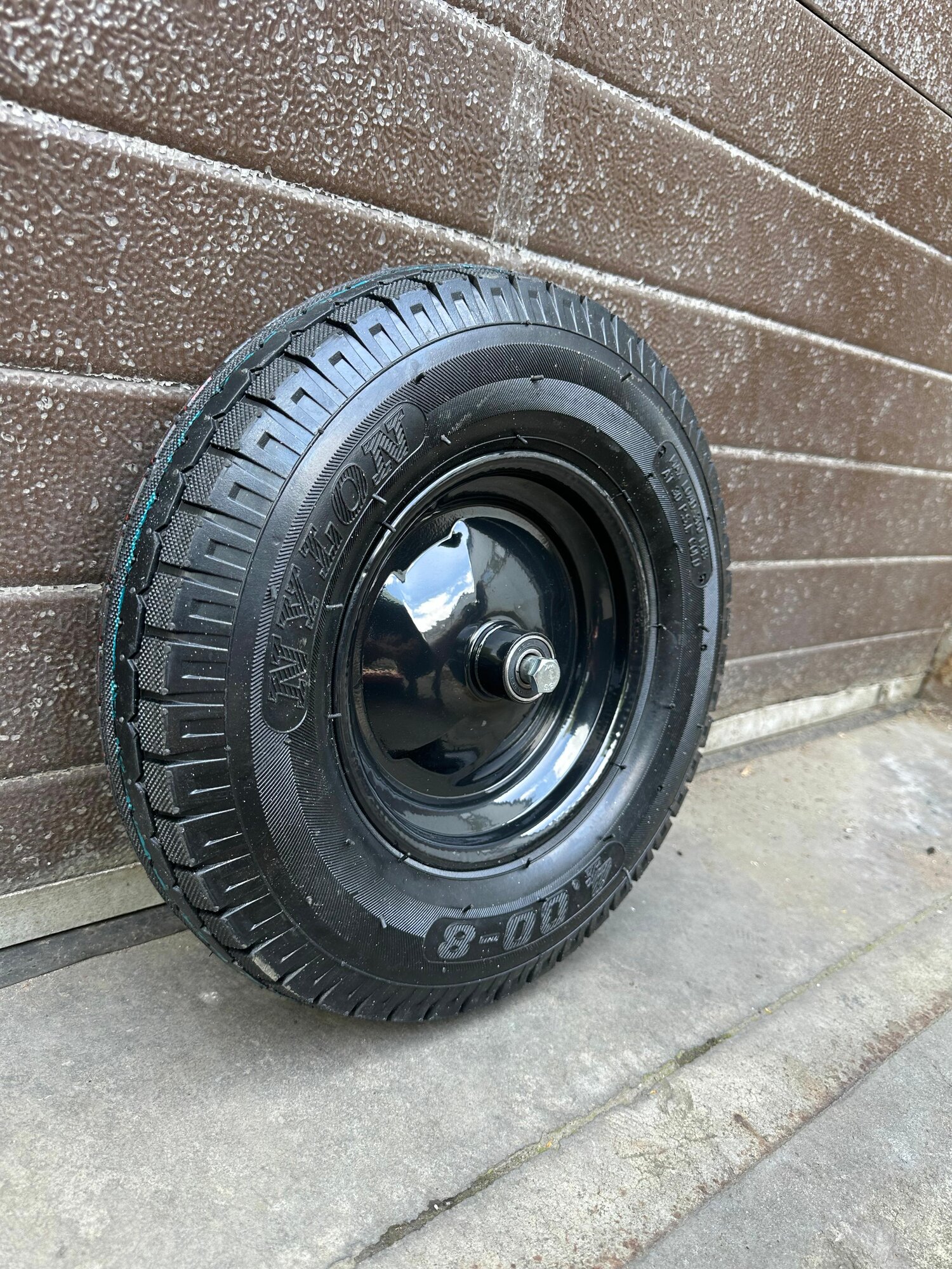 Колесо для строительной тачки усиленное с камерой NORD NYLON 4.80-8/4.00-8, ось d12мм + установочный комплект