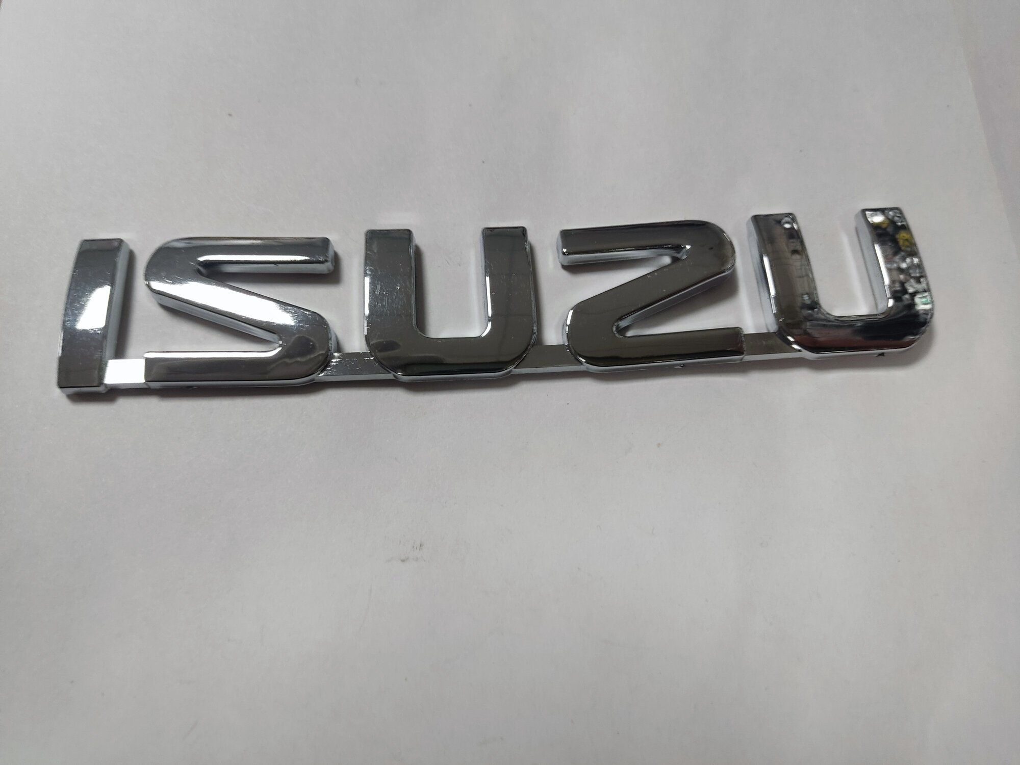 Шильдик Isuzu, хром, пластик, углепластик, самоклеящийся, 1 шт