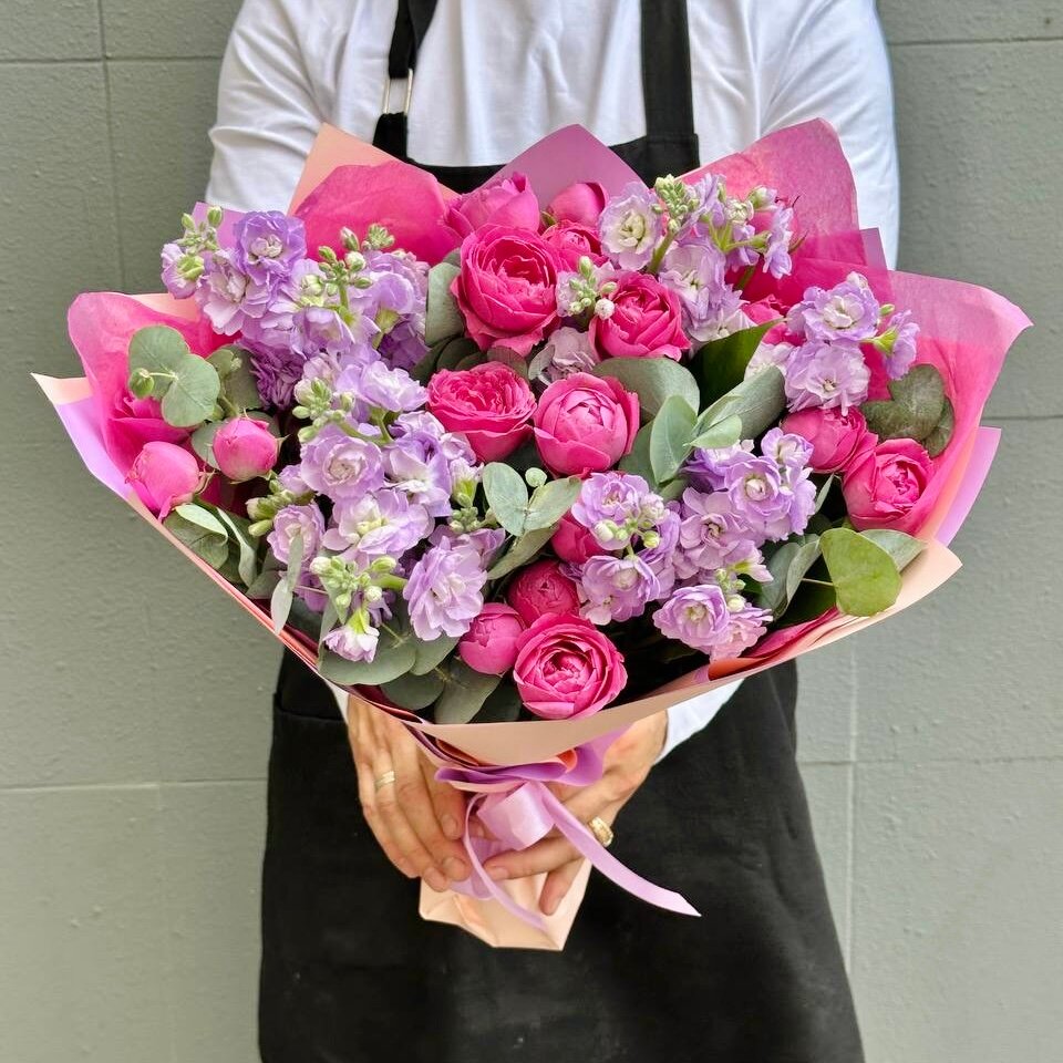 Сборный букет Пионовидные розы и сиреневая маттиола с эвкалиптом
