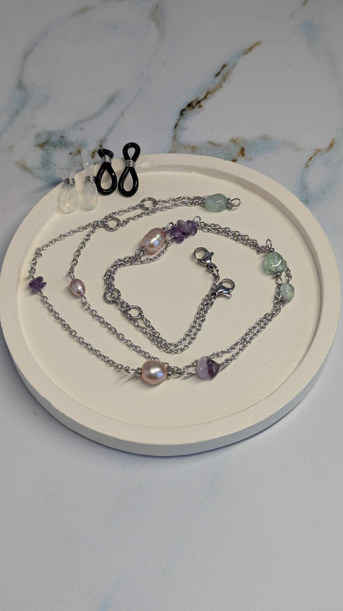Стильная Цепочка держатель для очков с Жемчугом культивированным пресноводным и натуральными камнями: Аметист, Флюорит. Нержавеющая сталь. Дизайнерское украшение.