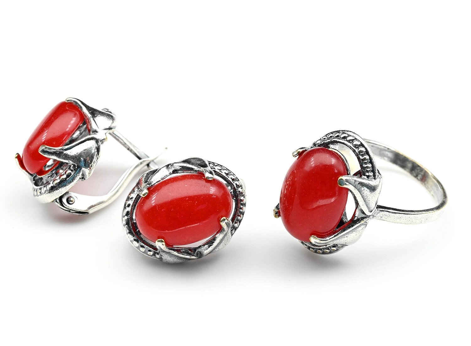 Комплект бижутерии: серьги, кольцо, корунд