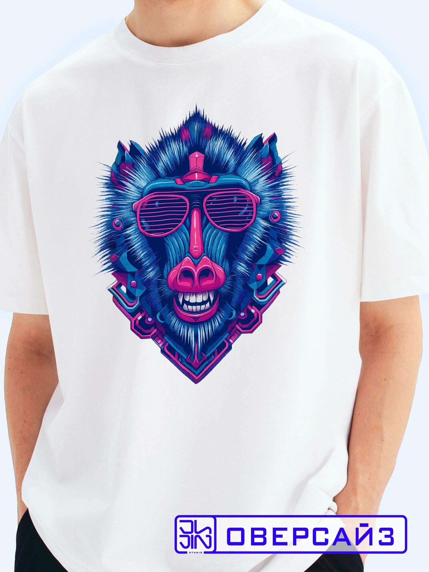 Футболка оверсайз мужская с принтом Бабуин уличный в ярко синих, фуксия очках крутой стиль киберпанк, белый хлопковый трикотаж с прикольным рисунком на груди
