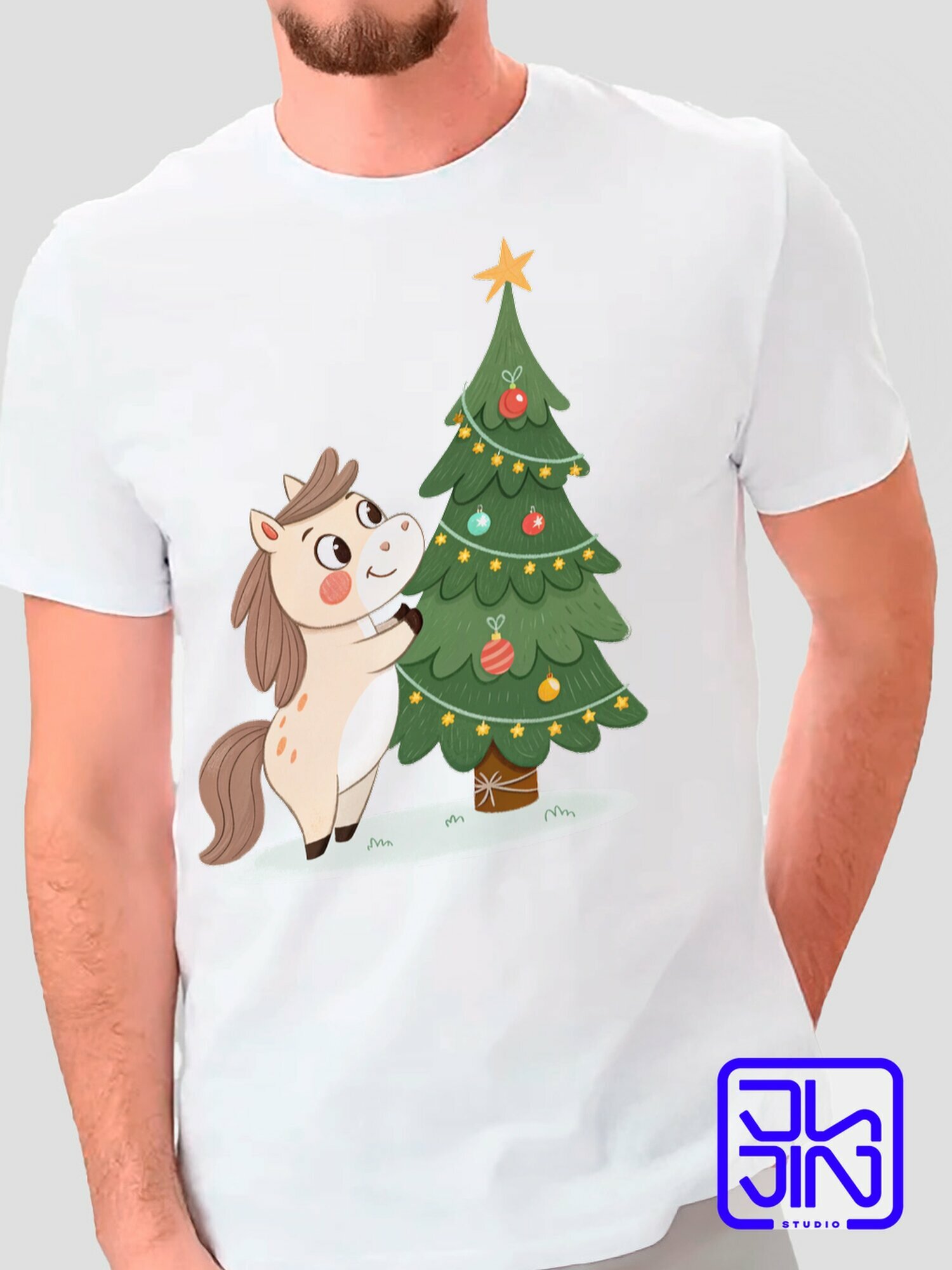Футболка классическая мужская с авторским принтом Веселая смешная лошадь у темно-зеленой елки с ярким деревом и игрушками, белый хлопковый трикотаж с прикольным рисунком на груди