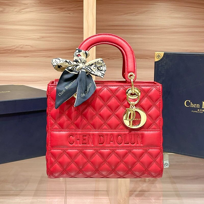 Сумка для женщин принцессы Дианы Гонконга 2026 Новая маленькая сумка Chanel Сумка для женщин Высококачественная дизайнерская роскошная сумка из натуральной кожи с вышивкой