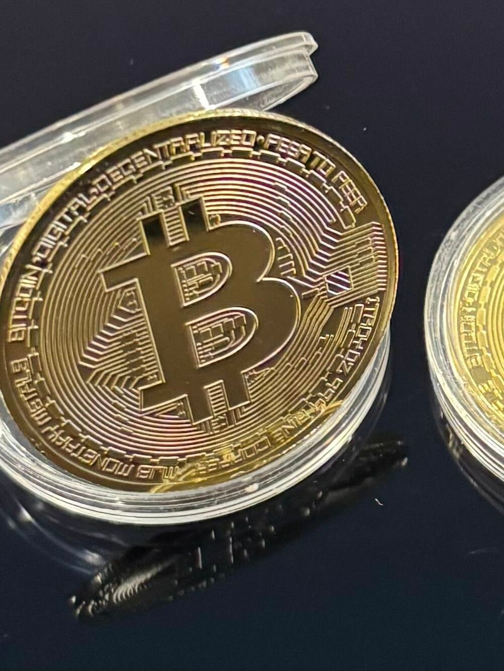 Сувенирная монета "Биткоин", с футляром, 45 x 45 мм, высота 2 мм.