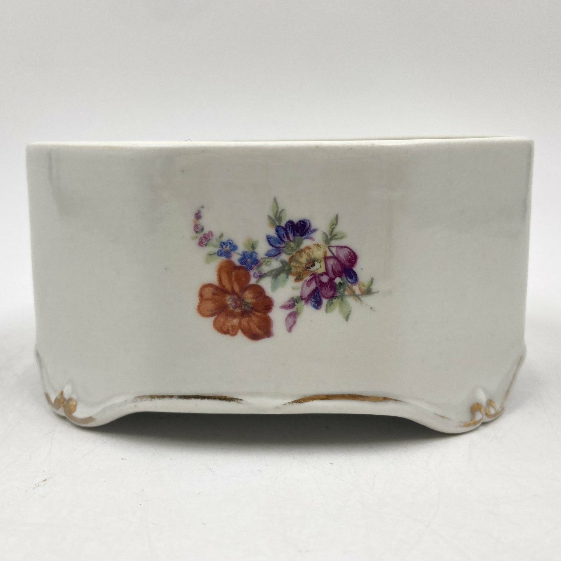 Шкатулка округлой формы "Мейсенский букет", фарфор, деколь, золочение